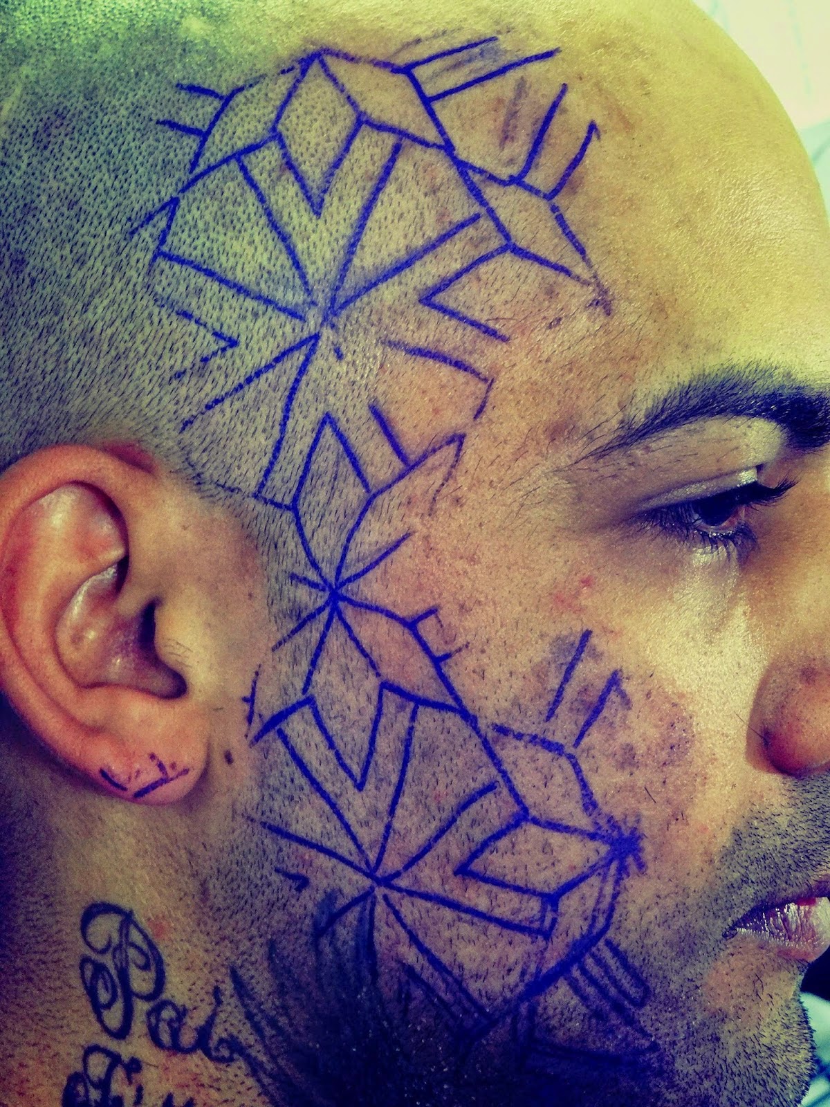 face tattoo: Tatuagem no rosto