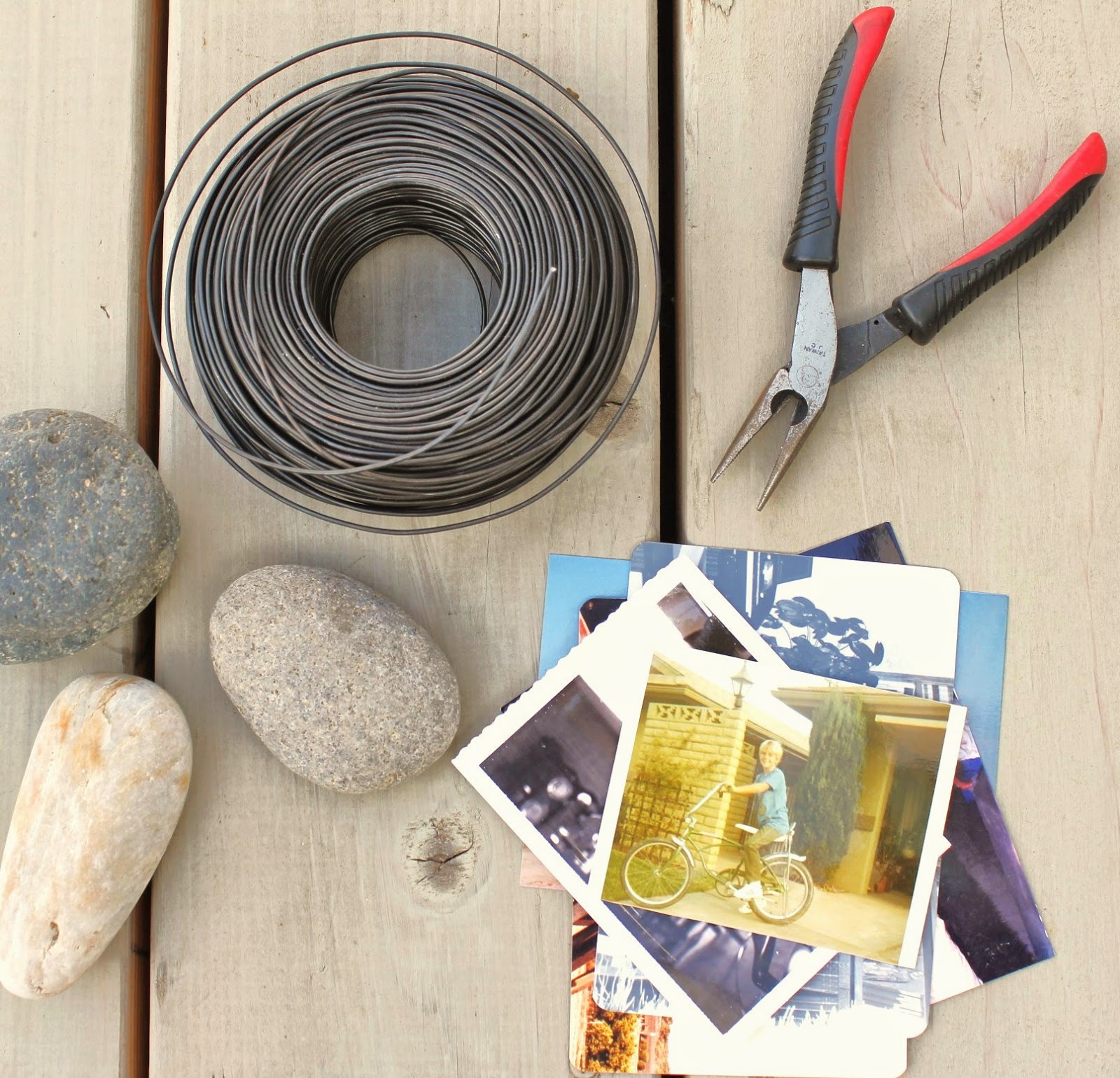 DIY: Wire Photo Stands
