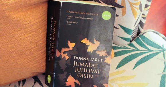 Ruusun nimi: Donna Tartt: Jumalat juhlivat öisin