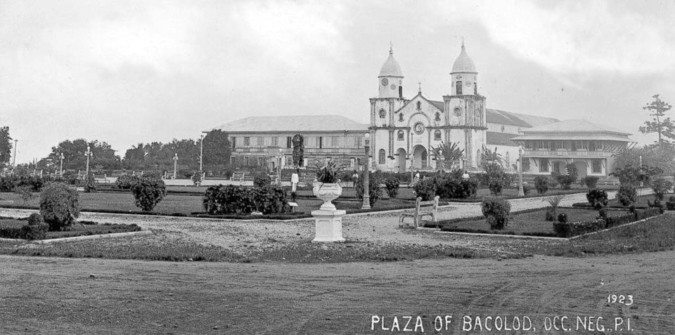 Bacolod Tours: Bacolod Public Plaza