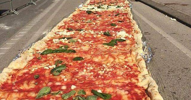 :.PALAZZELLO DI LATTARICO.:: La pizza piu lunga del mondo Napoli