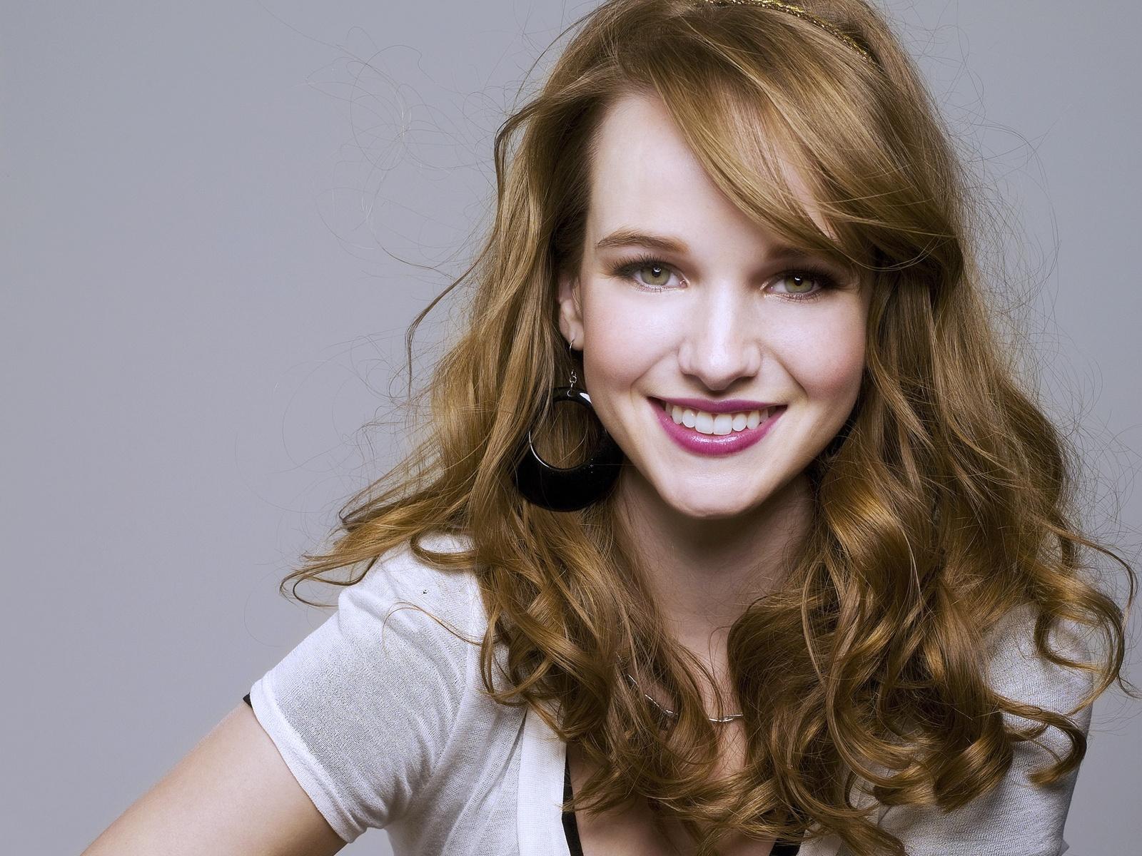 Saripah Munaek: Kay Panabaker New Wallpapers 2012