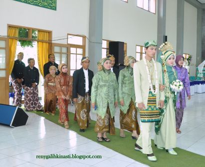 Reny Galih Kinasti's Note: Baju Akad dan Walimah