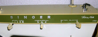 Vintage Sewing Machines: Singer FashionMate 252