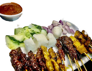 Singapore For Less: Marinated barbequed meat on stick - Satay with ketupat