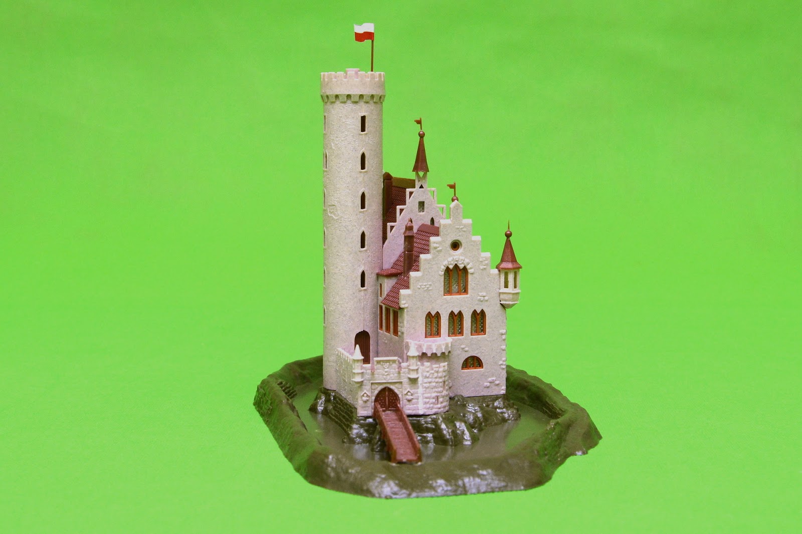 My Miniature Worlds: Faller 232242, N-scale moated castle
