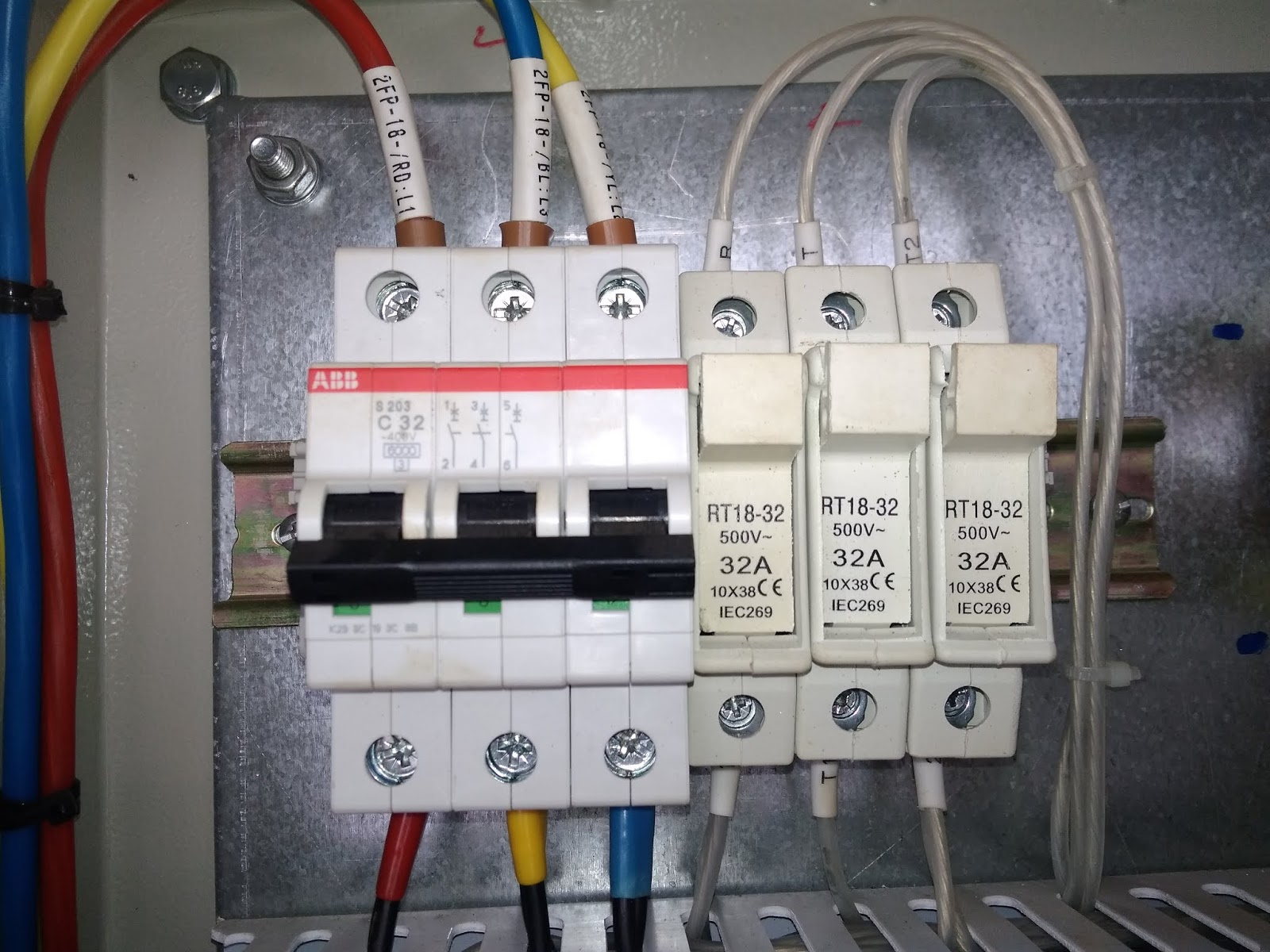 Perbedaan MCB, MCCB dan ELB