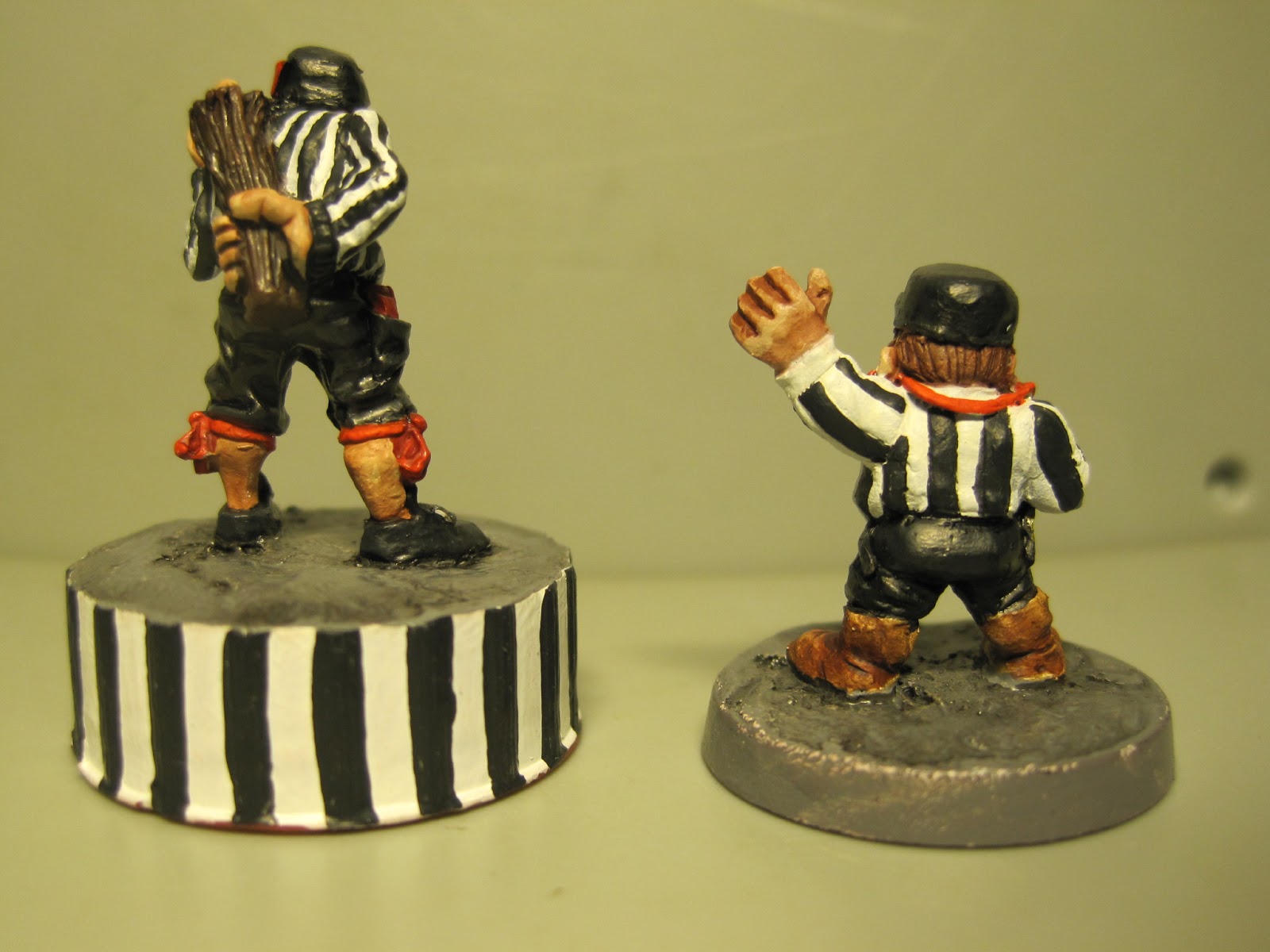 Turms Miniatures and Figures: Blood Bowl Referee Stripe Base
