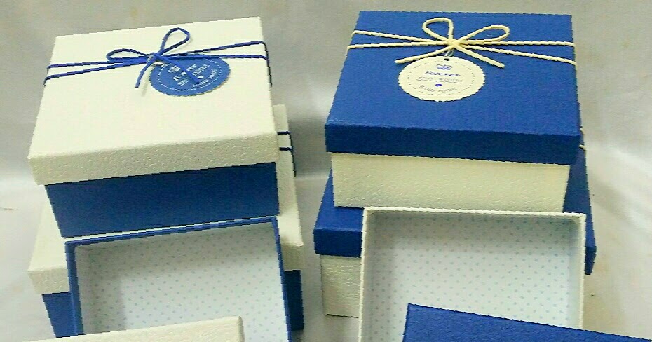 Singapore Gift Boxes: Square blue box for Facebook, twitter logo color.