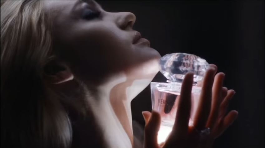 Modella Versace pubblicità bright crystal con modella bionda con Foto ...
