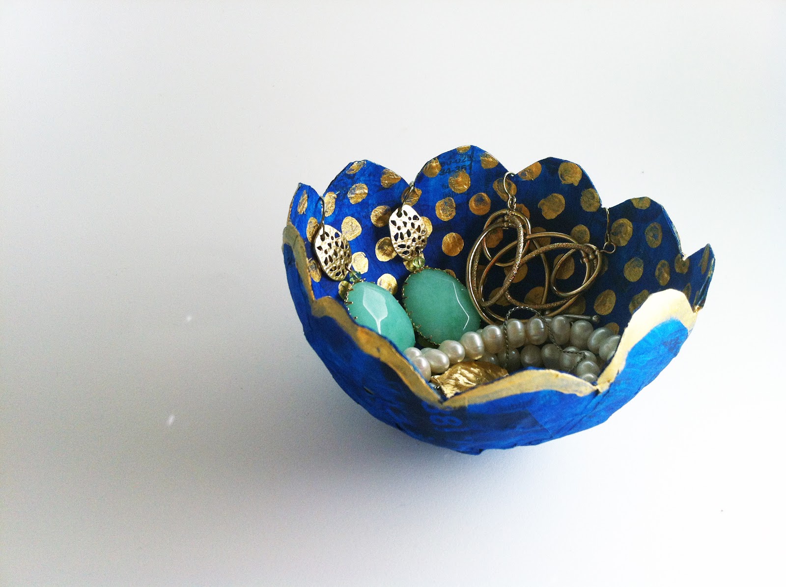 charm & confetti: diy - tiny paper mache bowls