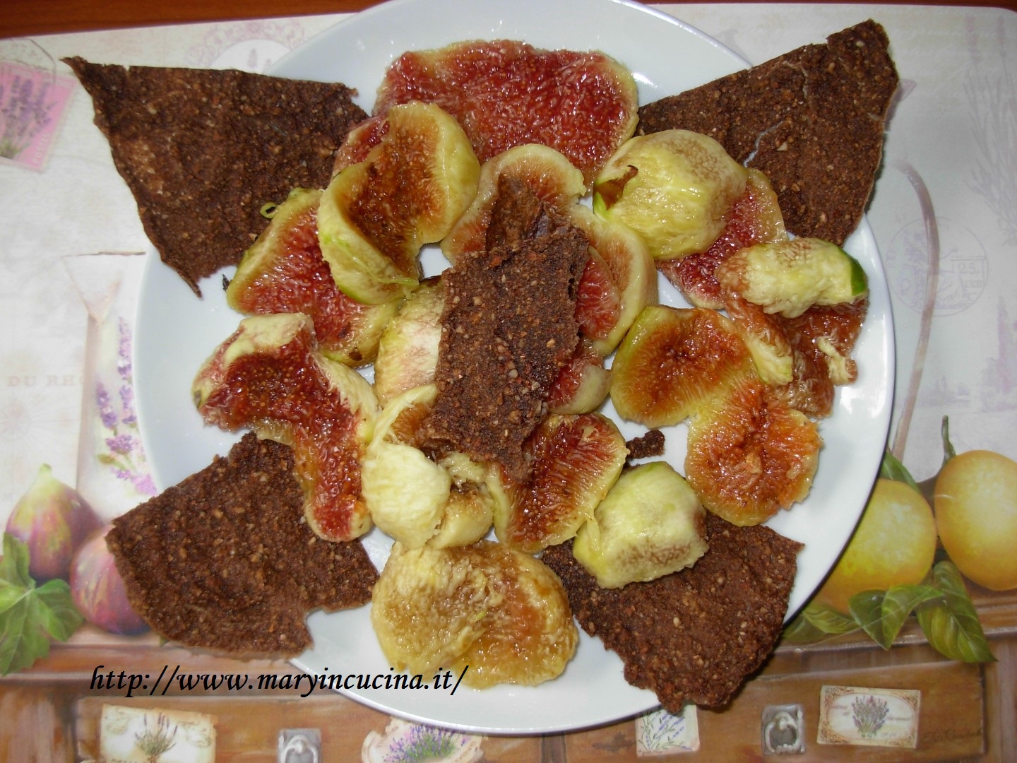 Sfoglie essiccate banane e mandorle da Mary in cucina su Akkiapparicette
