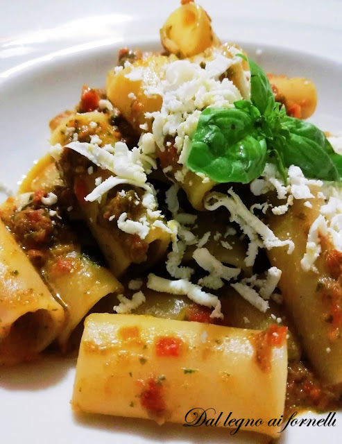 Tufoli al pesto cotto, di rucola e pomodori secchi.