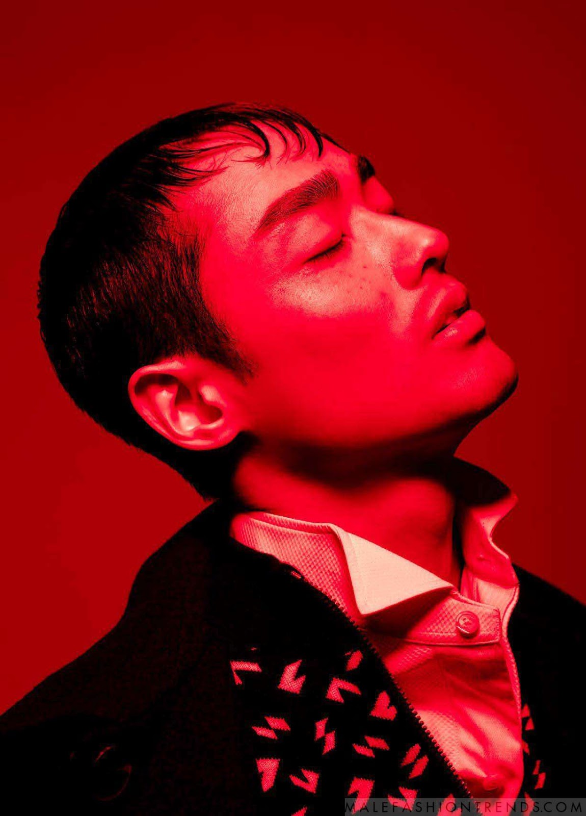 Sean Wong se viste en eclécticos prints para Men's Folio Malasia