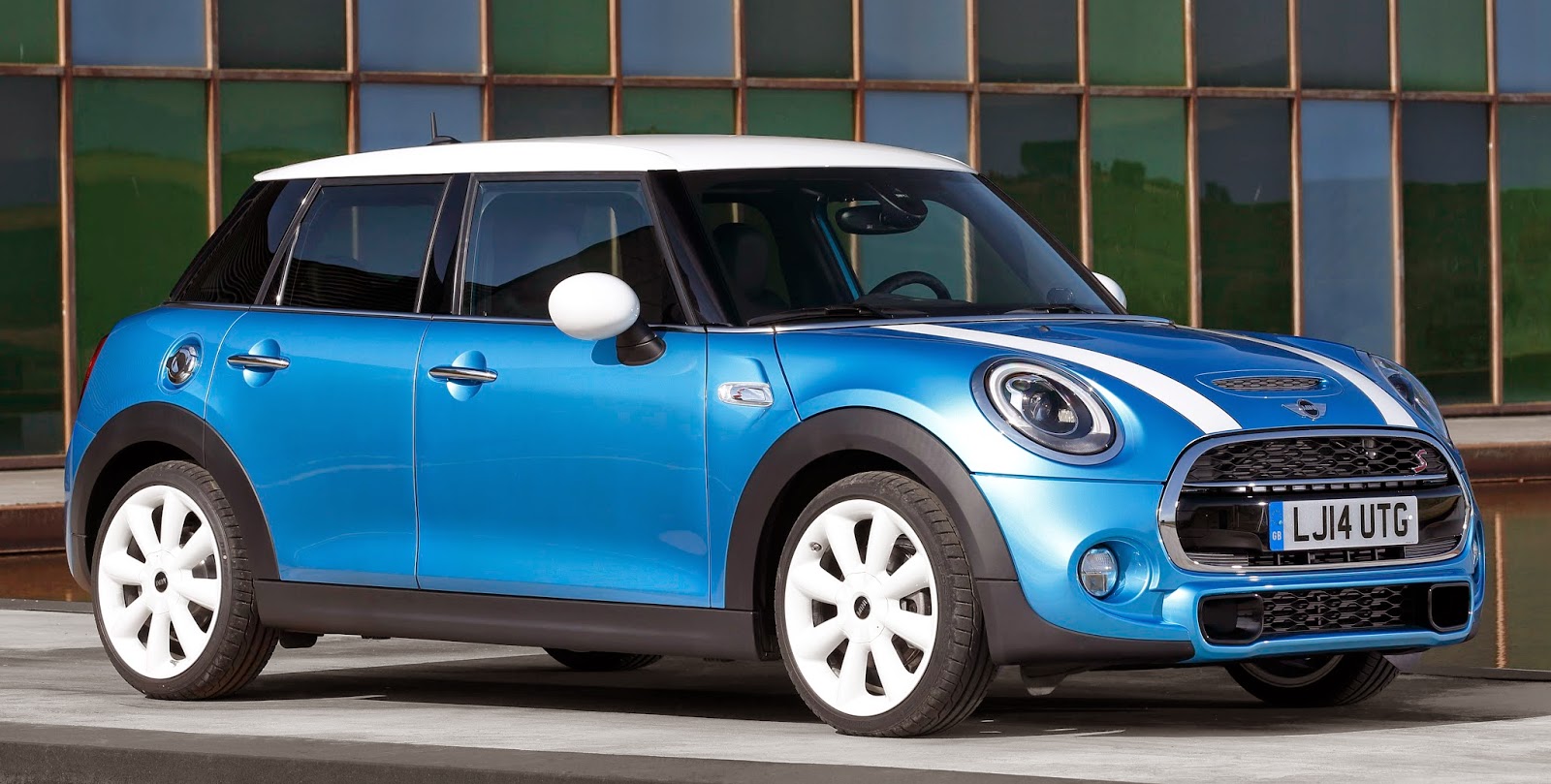 MINI apresenta Cooper de quatro portas
