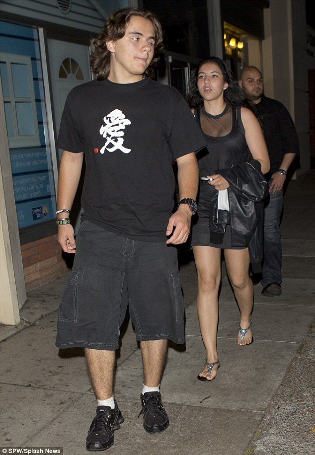 Prince e Remi vão ao Urth Caffe em Beverly Hills (10/07) - Prince ...