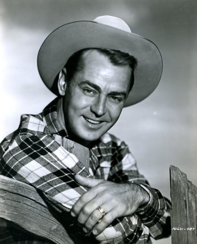35 Handsome Portrait Photos of Alan Ladd in the 1940s ~ Vintage Everyday