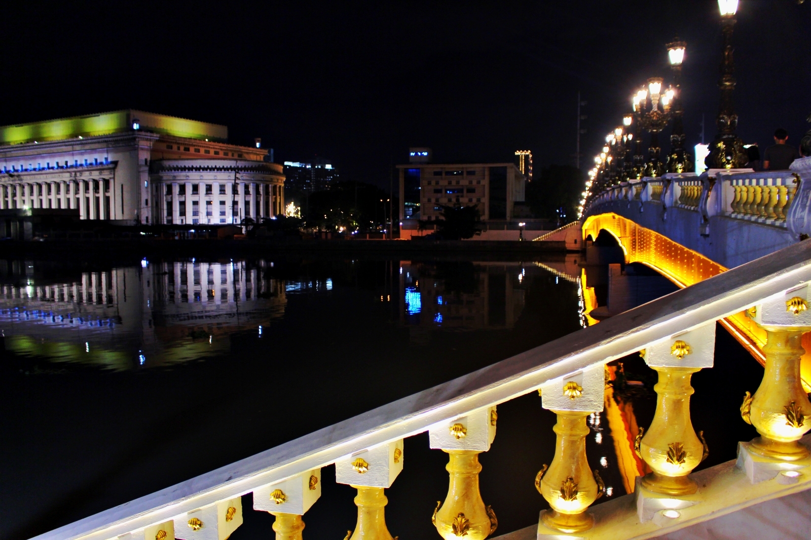 The Renovated Jones Bridge at Night | Manila - Nomadic Experiences