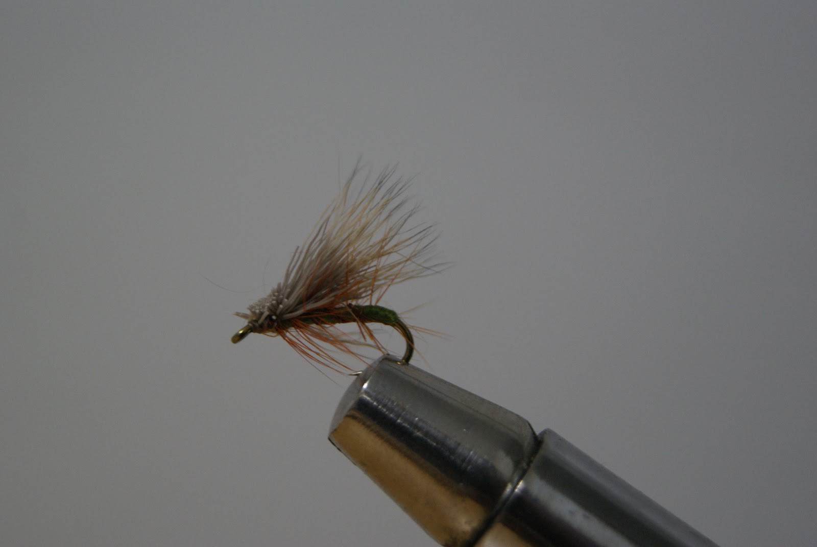 Todo tipo de moscas para la pesca en rio: ELK HAIR CADDIS