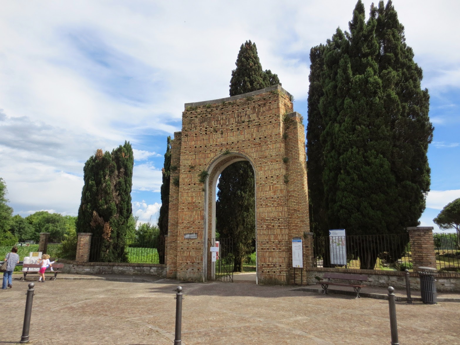 Menard & Jack Russell Terrier: Oglej, Gradež, Devin