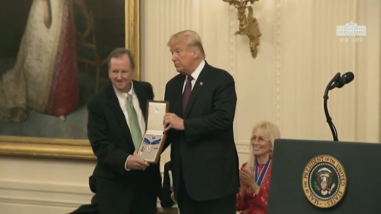 pense diferente: Trump condecora Elvis Presley com a mais alta ...