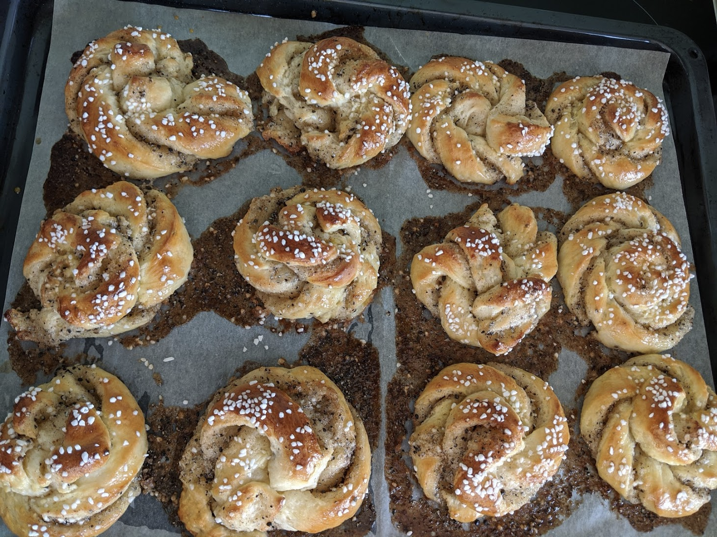 Laura's Gourmandises: Kanelbullar (Swedish cinnamon buns)