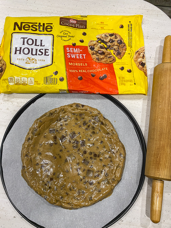 Tales of the Flowers: Pizza at Home - Toll House Massachusetts Cookie Pizza