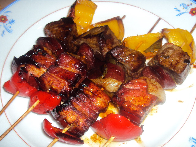 chez moi: Espetadas de posta de vaca com bacon e chouriço