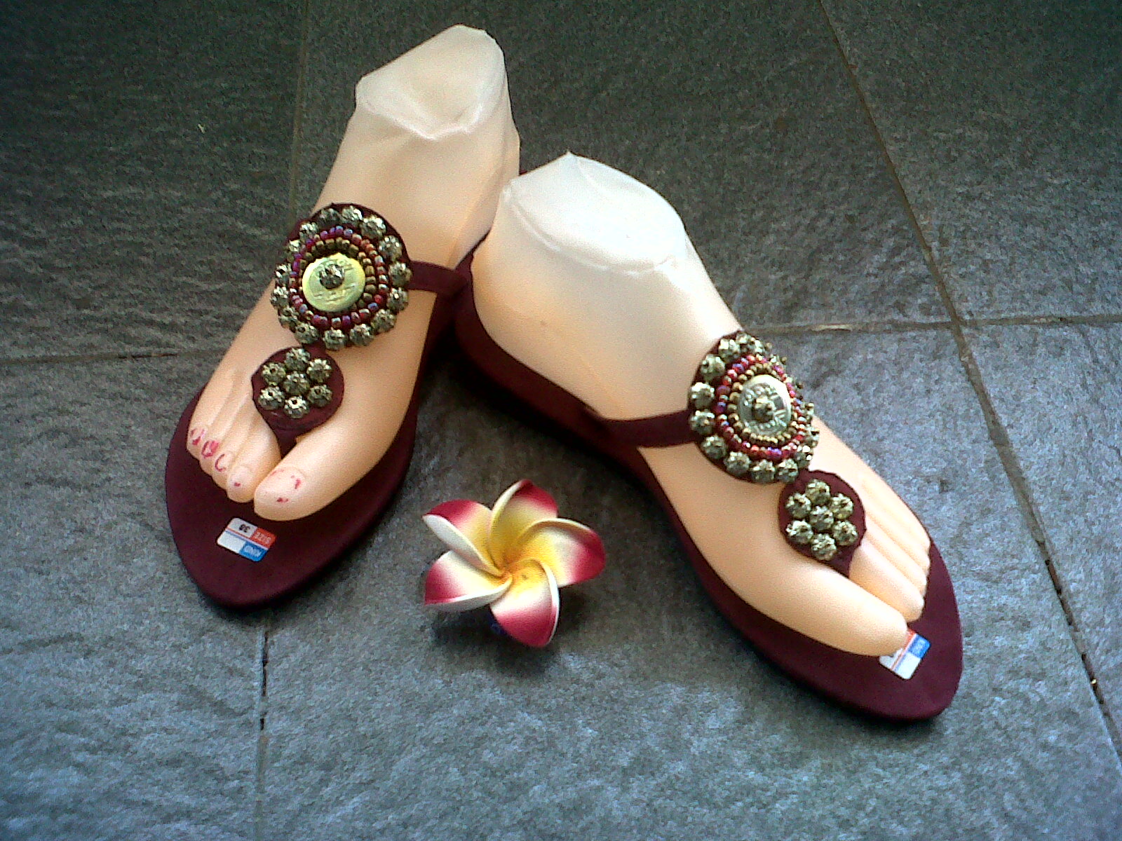 Oleh-Oleh Khas Bali: Sandal Two Moon