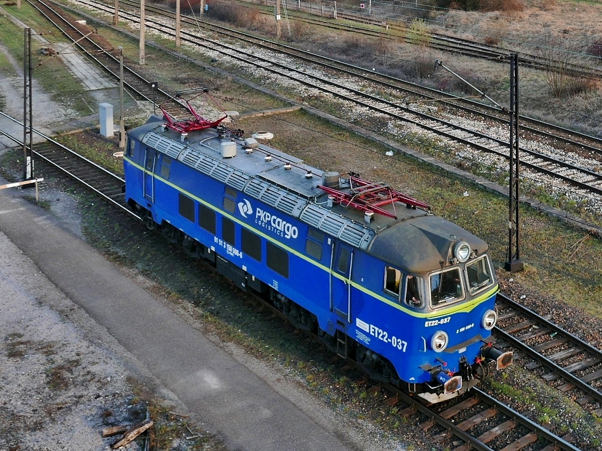 ET22-037 kolejny powrót do przeszłości | Kolejowe Kielce