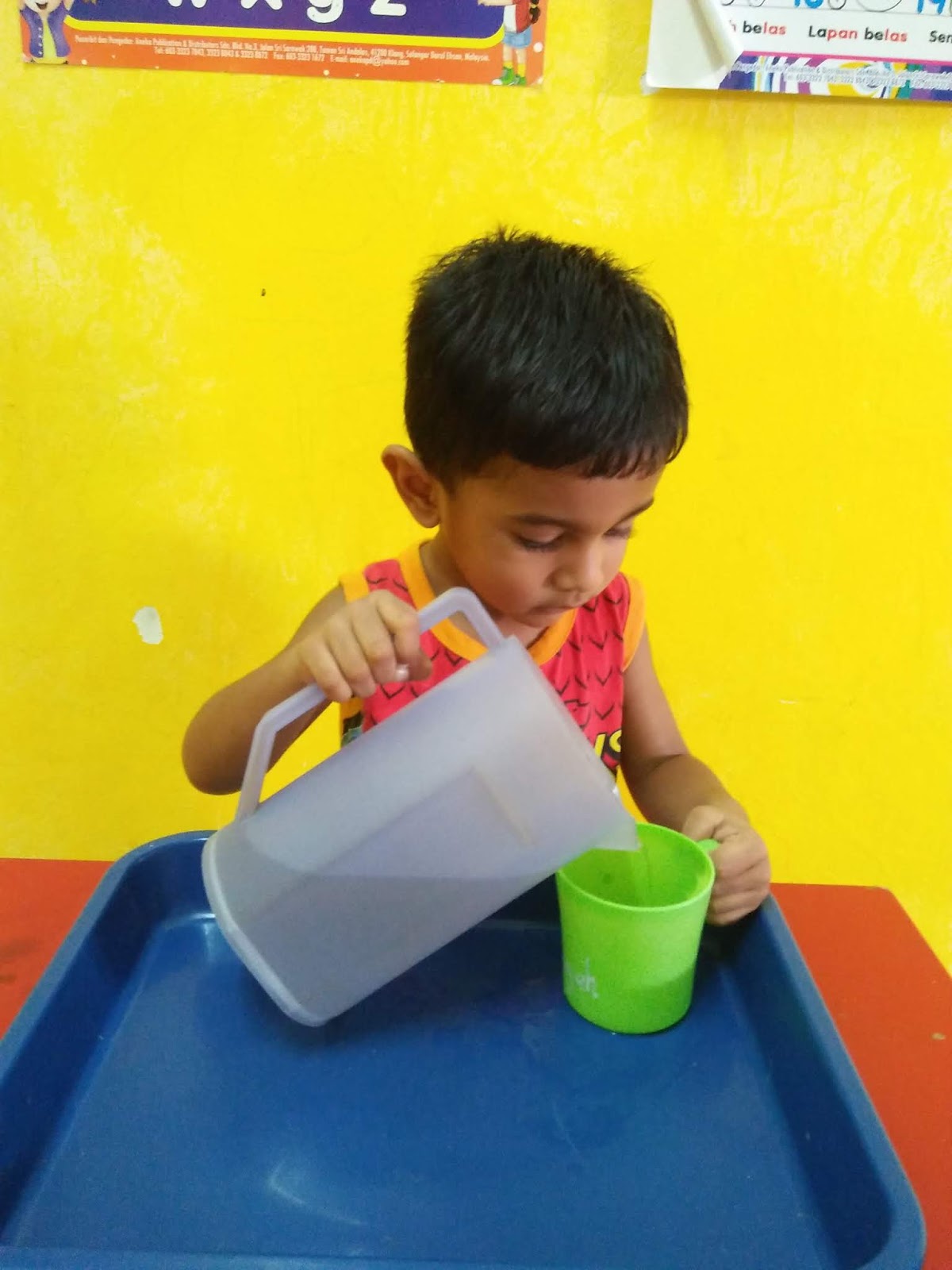 Taska Ummi Ida: Aktiviti 3 Tahun : Aktiviti Menuang Air Ke Dalam Cawan