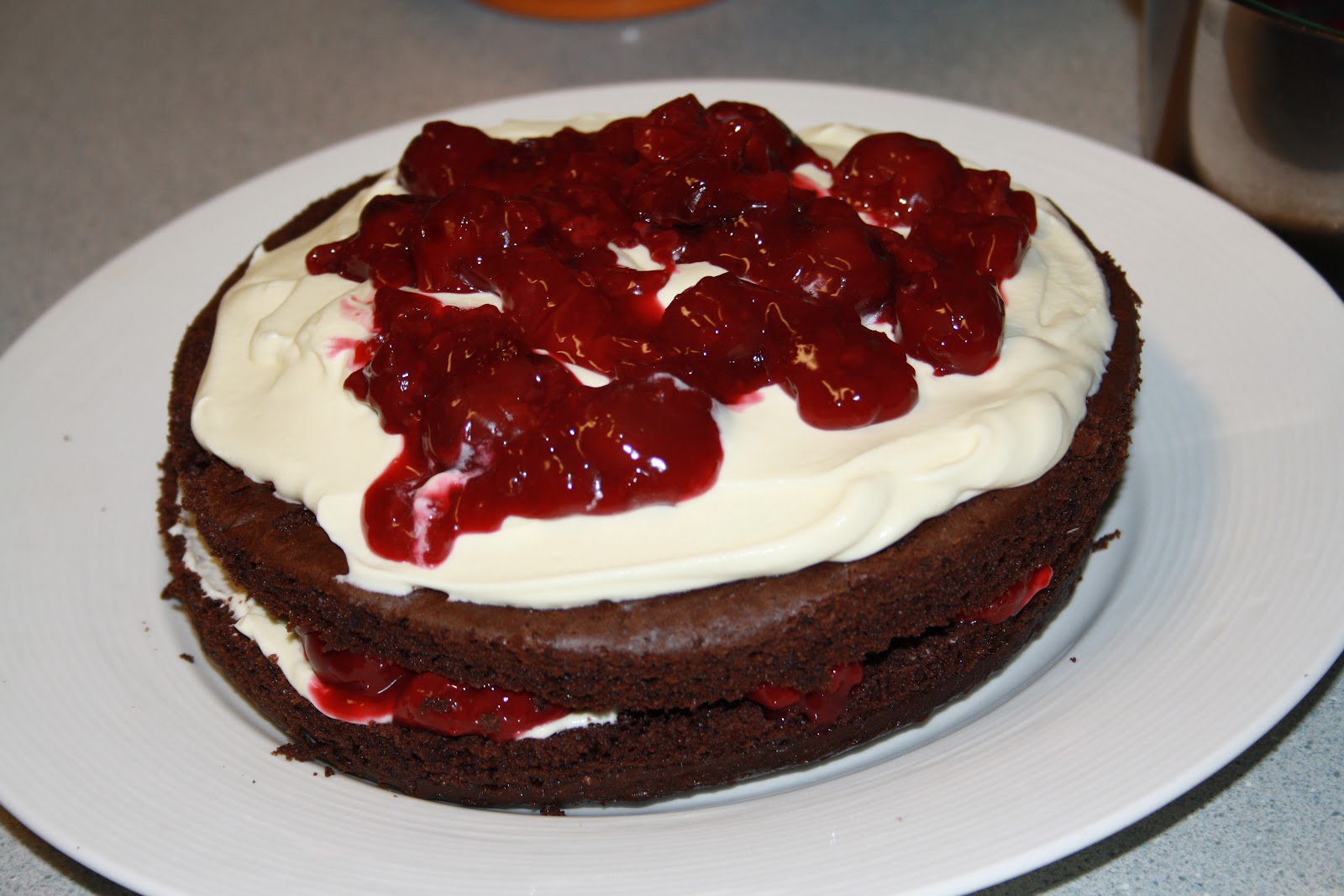 Xx emazingly sweet xX: Recipe: Black Forest Chocolate Fudge Cake