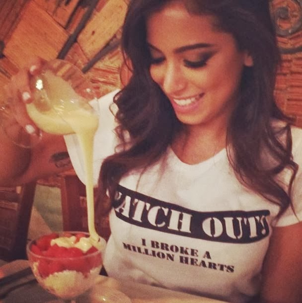 MC Anitta se esbalda com leite condensado.