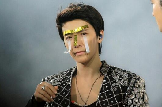 How the singers deal with confetti - K-POP, K-FANS