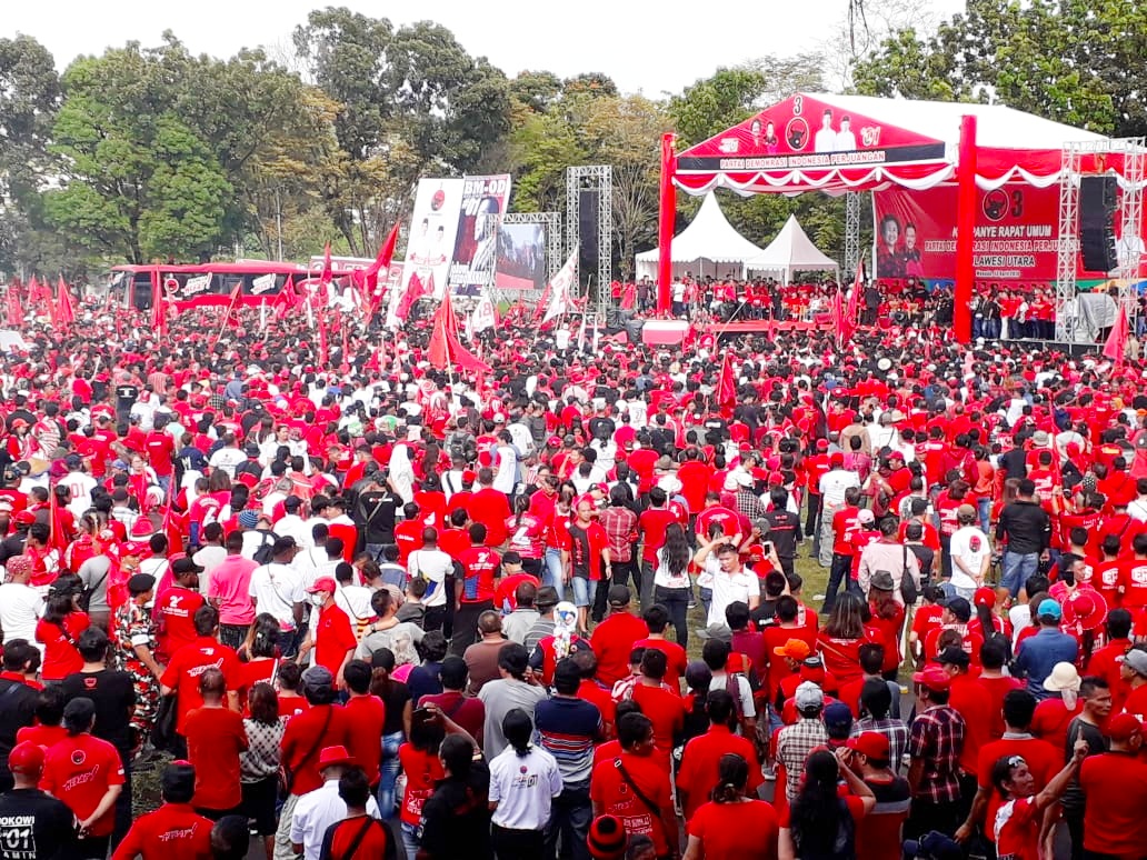 Spektakuler! Lautan Merah Pada Kampanye PDI-P di Lapangan KONI Sario ...