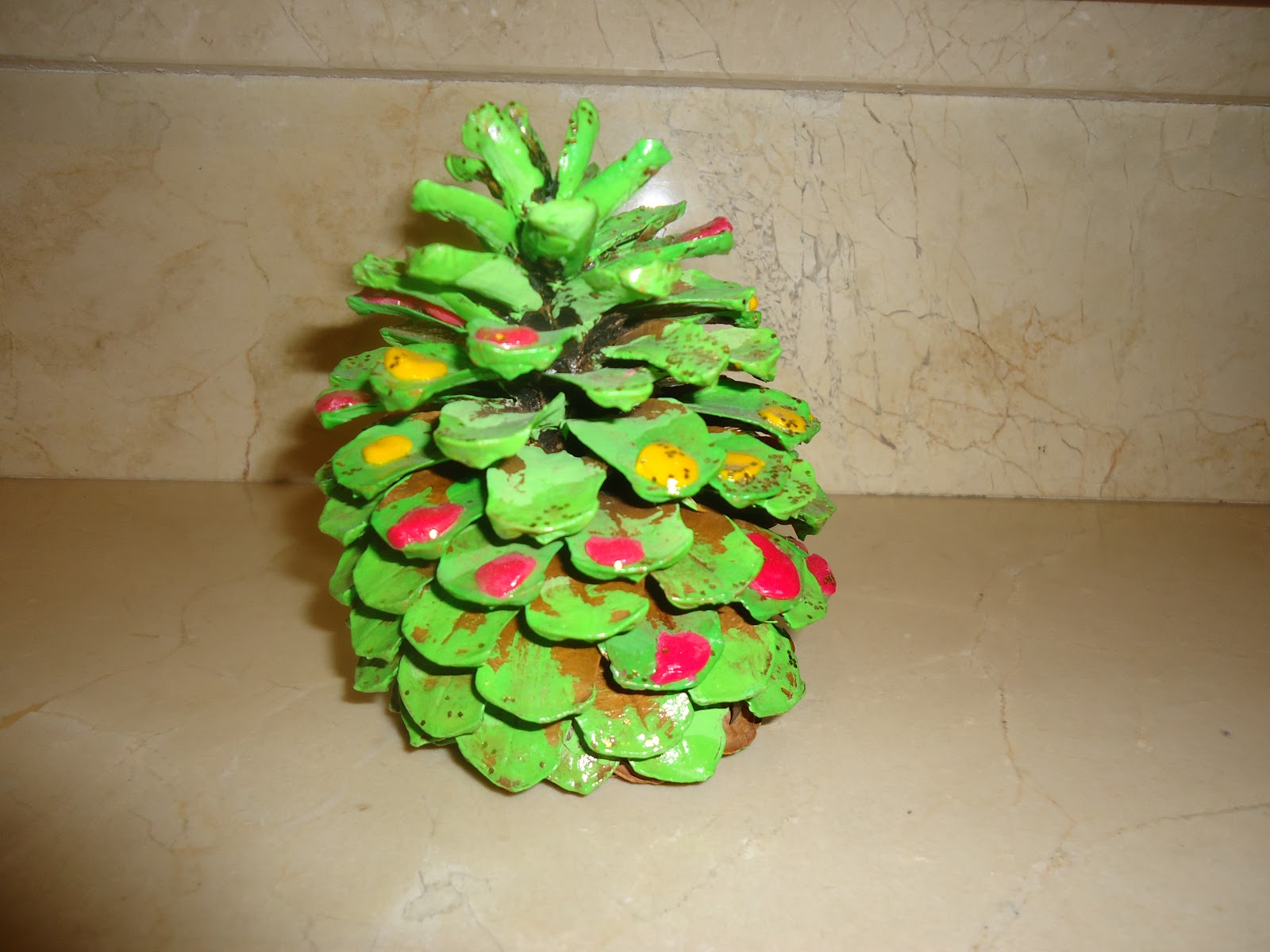 Cosas Difáciles: Arbol de Navidad hecho con una Piña