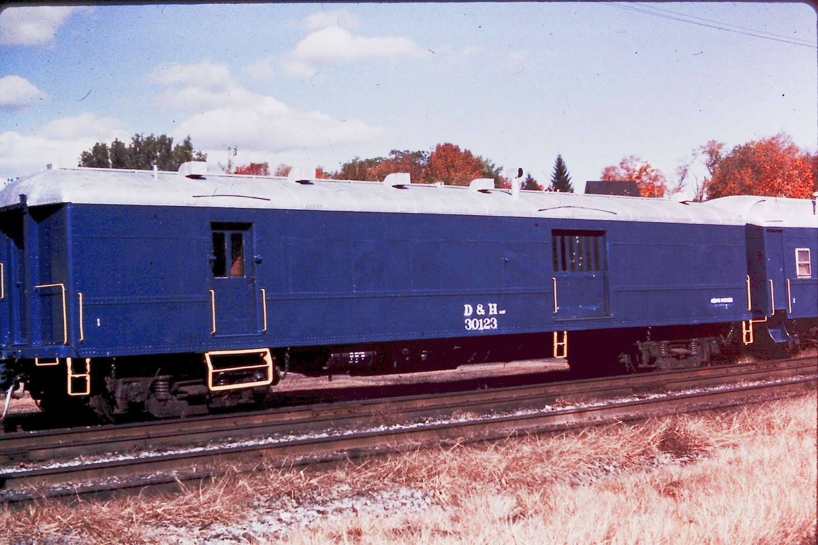 D & H "Colonie Main" layout: D&H Maintenance of Way (MOW) train and coaches