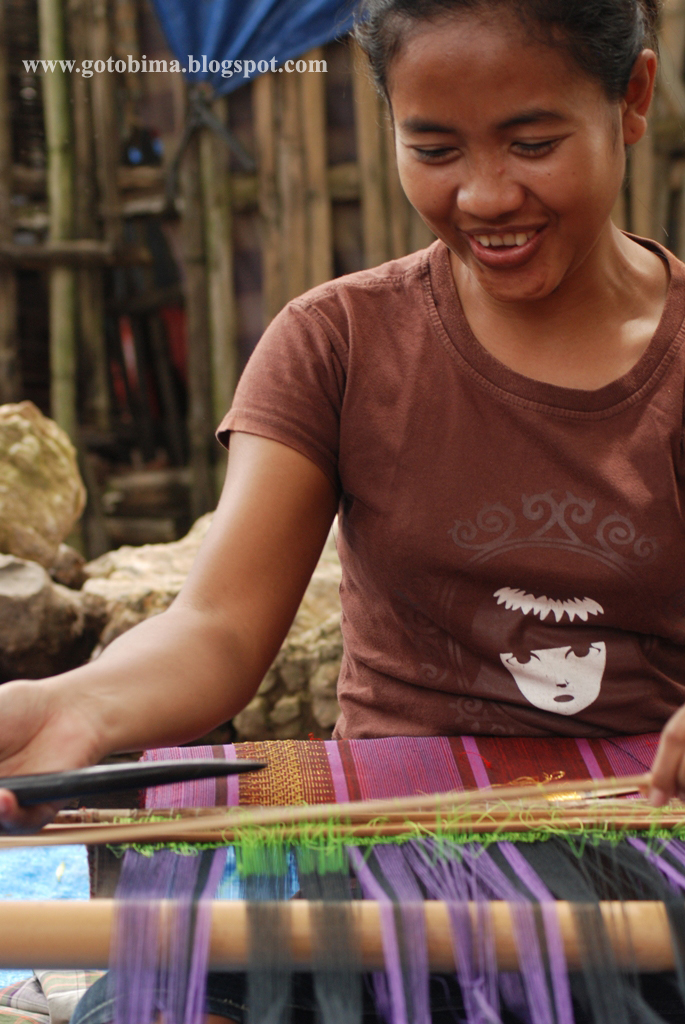 Muna tradition in the village of Tembe Ngoli Naru Bima City | Go To Bima