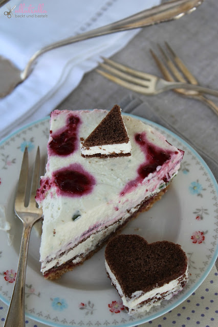 ullatrulla backt und bastelt: Himbeer-Creme-Ecken mit Milch-Schnitte ...