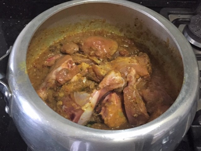 Shobha's Food Mazaa: KUNDAPUR CHICKEN CURRY / KUNDAPURA KOLI SAARU ...