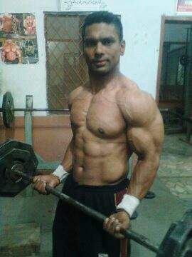 world bodybuilders pictures: lahore bodybuilder amjad yaseen with dumble