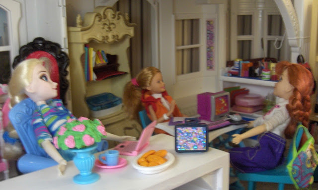 Barbie:OldNewGreenRedo : Back to School:Homework Cabinet and Chalkboard