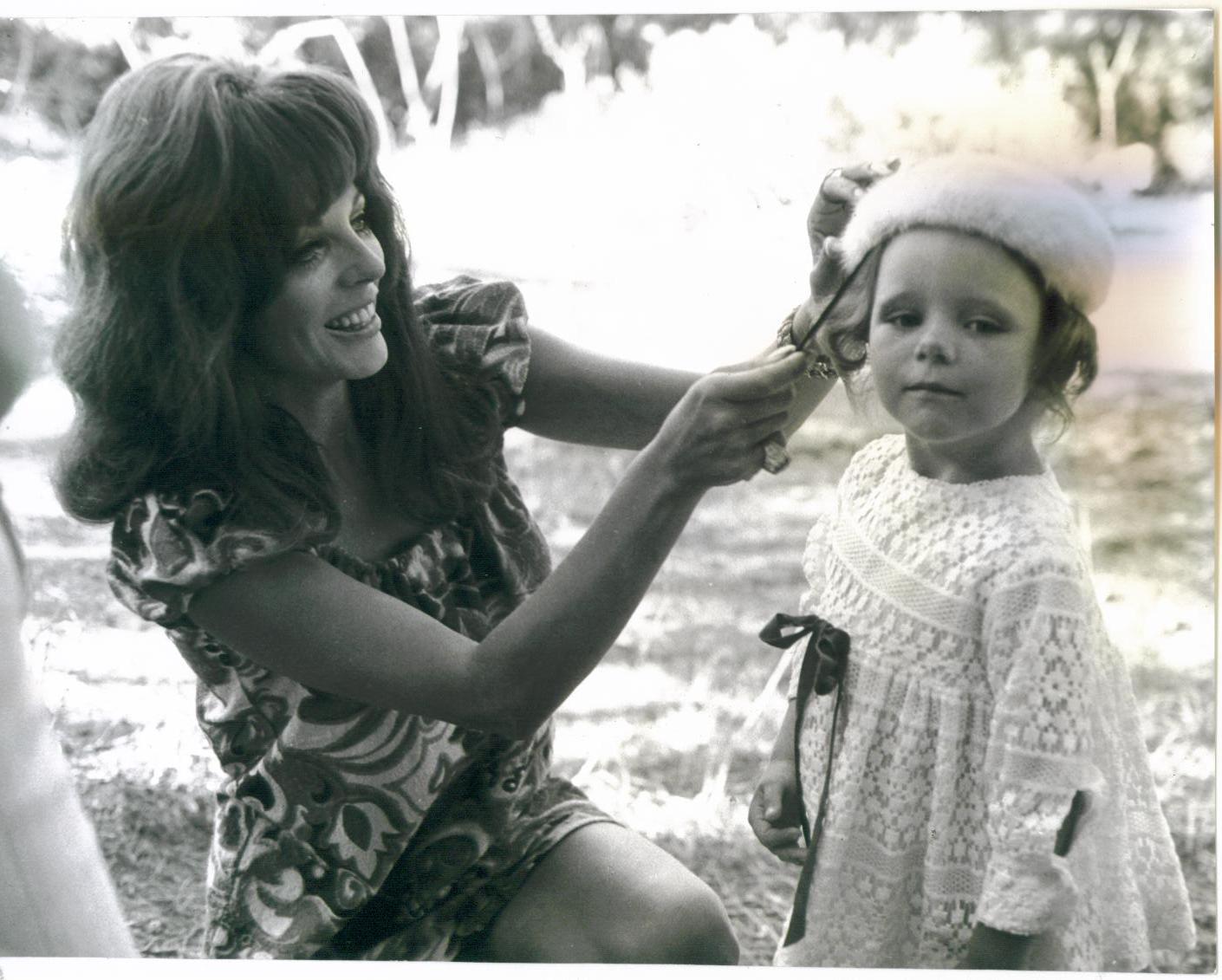 LEGENDARY DAME!: PHOTO OF THE DAY : JOAN GIVES TARA THE NEWLEY LOOK!