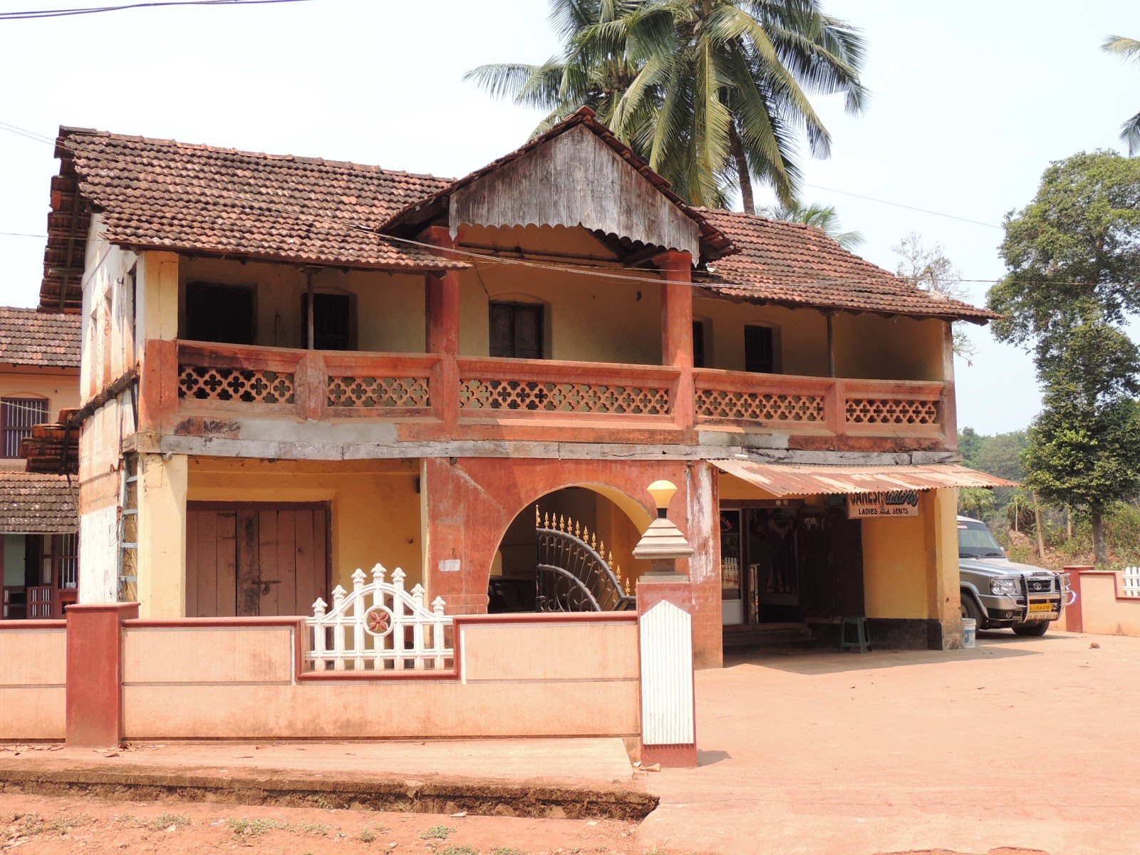 INDIA BACKPACKER: Saavantha Arasu Aramane, Padapanambur, Mulki