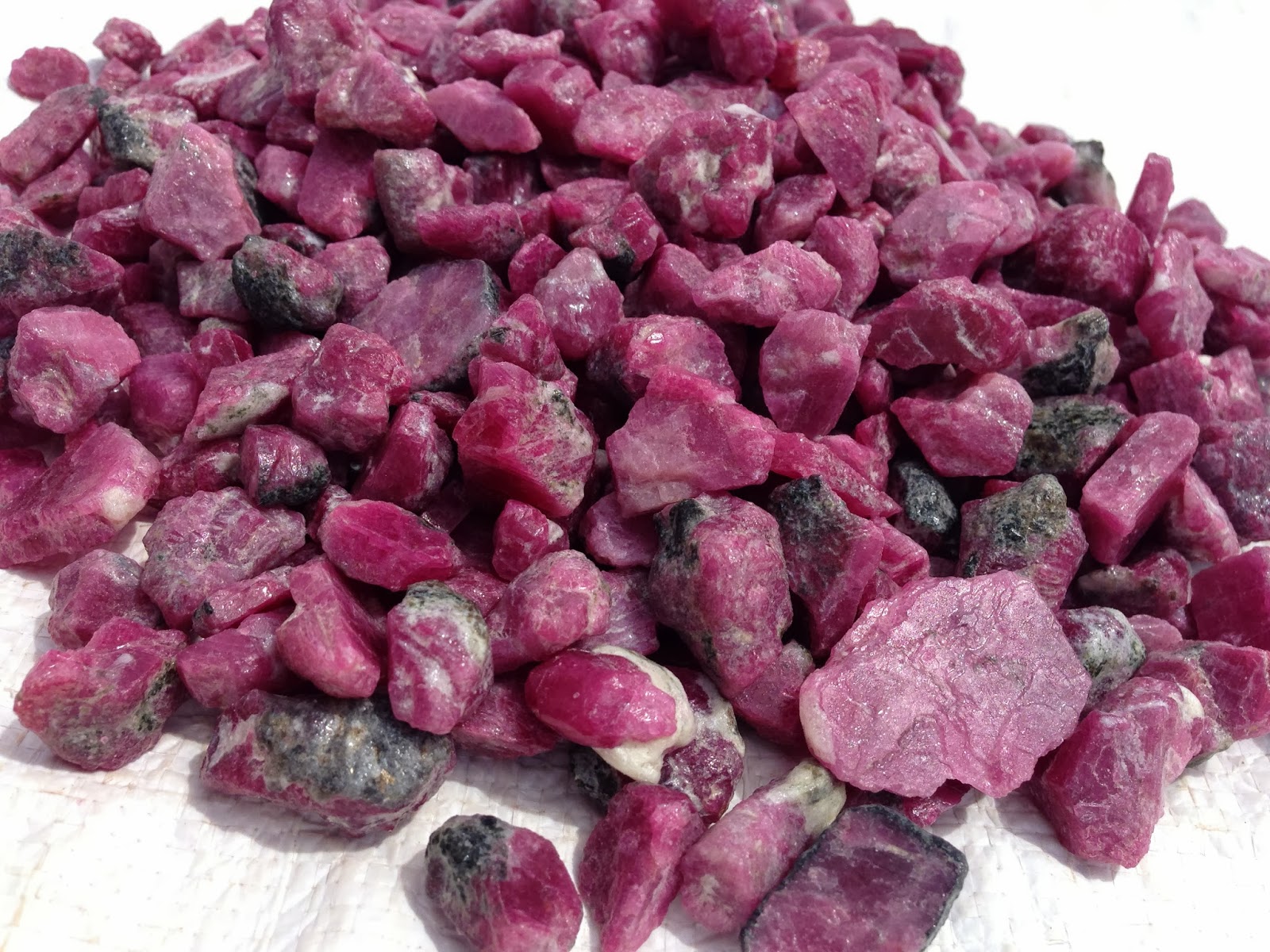 Gem Stone jewellery: GEM STONES - RUBY [NATURAL ROUGH UNCUT]