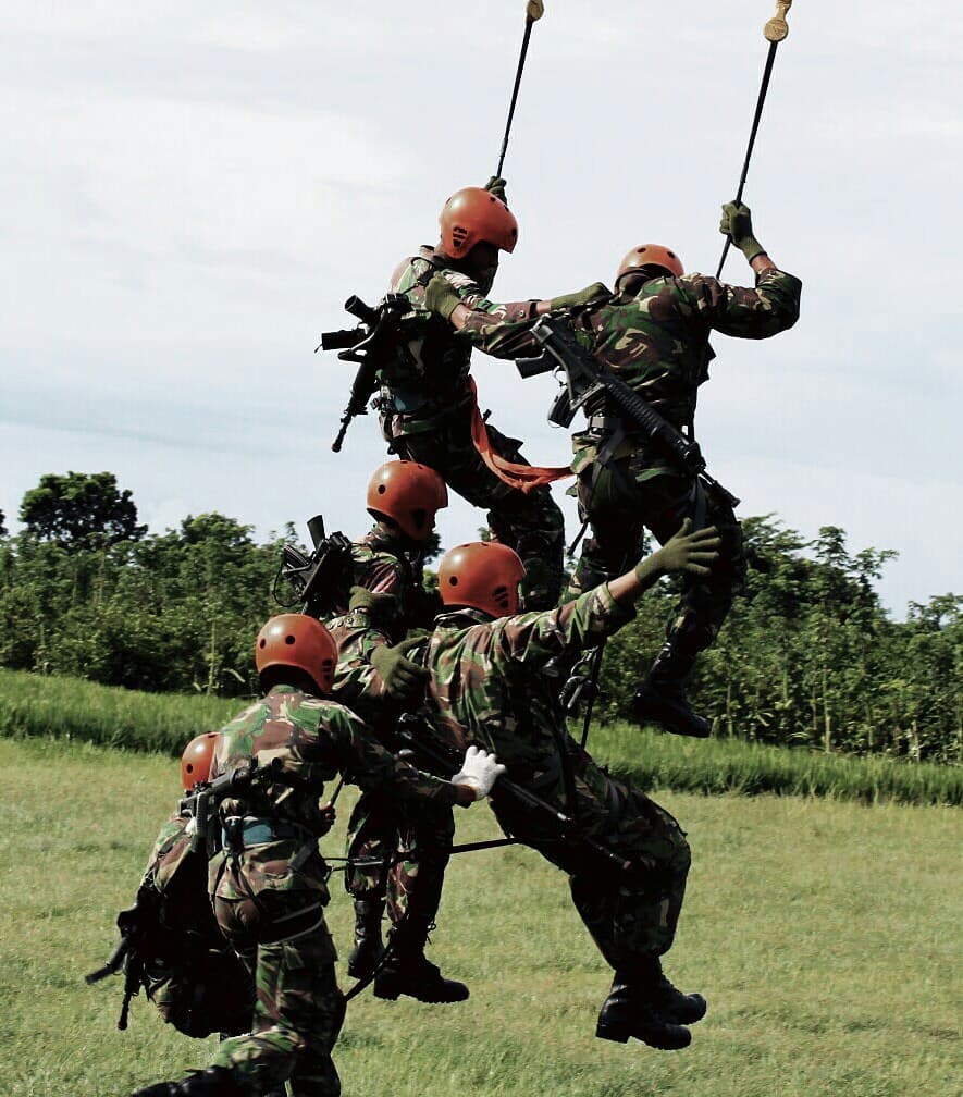 DEFENSE STUDIES: Latihan Suspention Airborne Operation (Stabo) Di ...