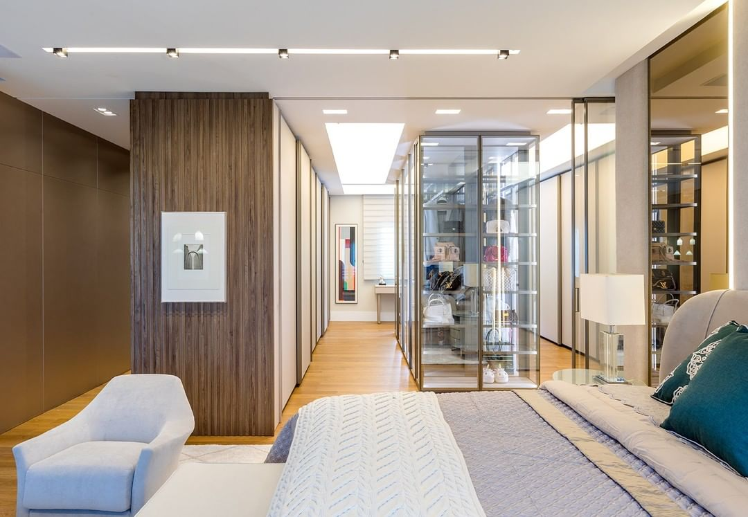 Quarto fendi, dourado e amadeirado integrado ao closet por portas de ...