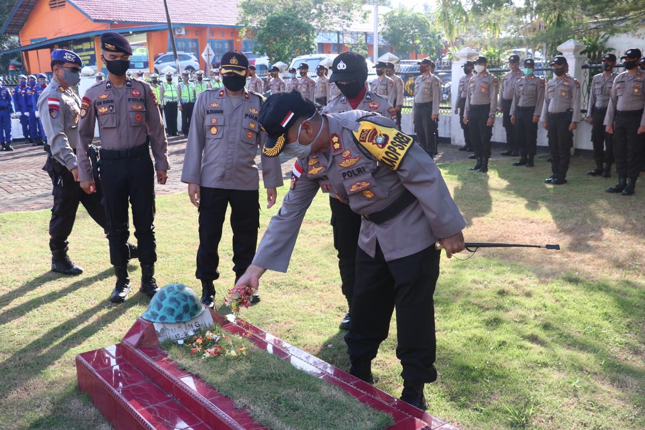 Kenang Jasa Pahlawan, Polres Lingga Ziarah Ke Taman Makam Pahlawan