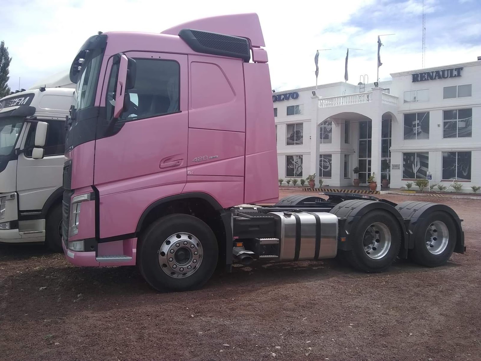 DIECIOCHO RUEDAS: EL ESCANDALO DEL VOLVO FH ROSA… QUE COMPLICA AL ...