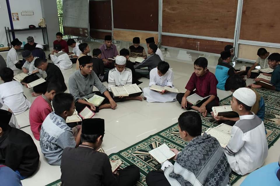 Halaqoh Dan Murojaah Al-Qur'an | RUMAH YATIM INDONESIA